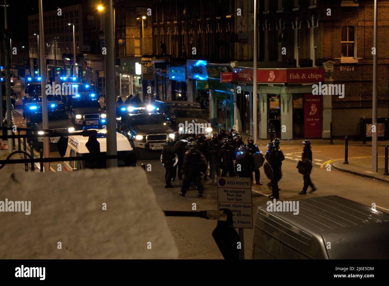 London riots rioters police 2011 hi-res stock photography and images ...