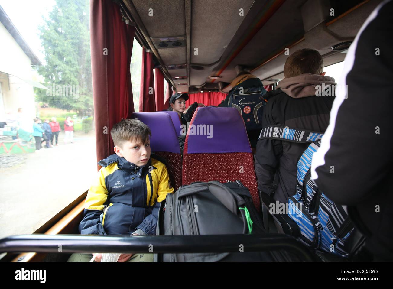 Non Exclusive: MUKACHEVO, UKRAINE - APRIL 28, 2022 - Children from an ...