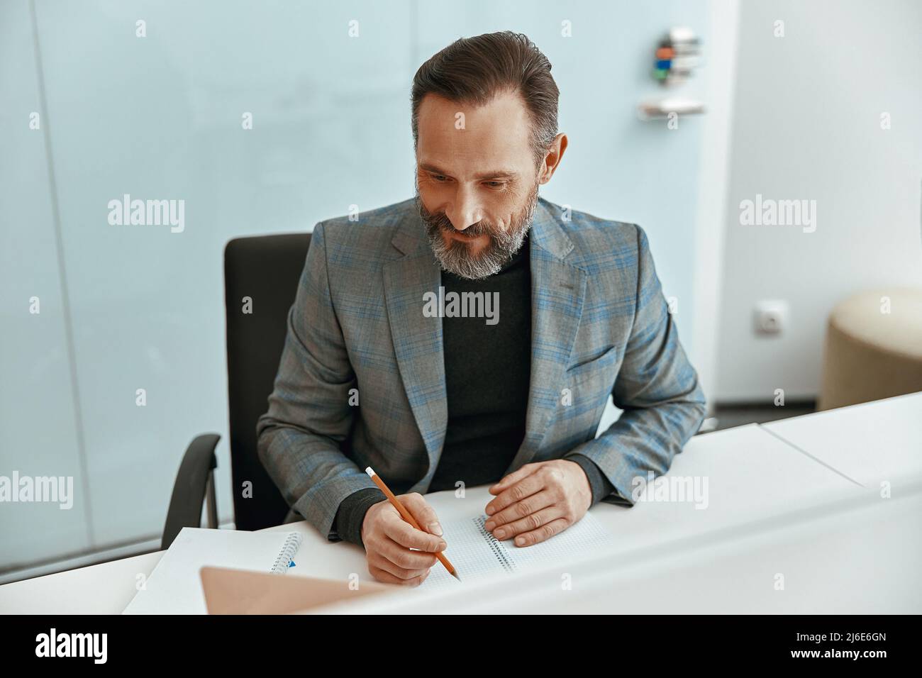 Male invoice hi-res stock photography and images - Alamy