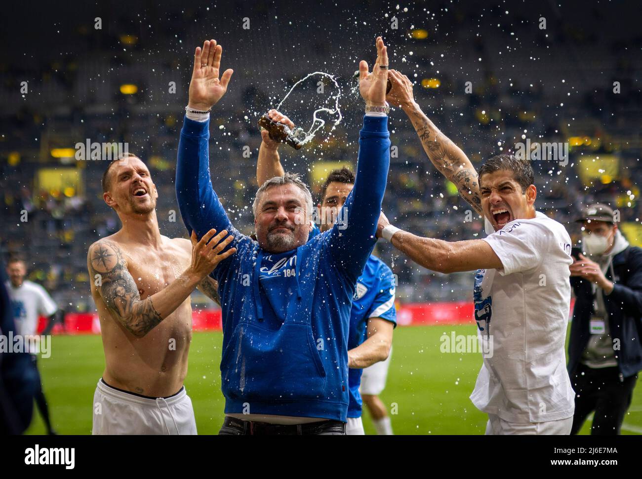 Simon Zoller (Bochum) und Cristian Gamboa (Bochum) verpassen Trainer ...