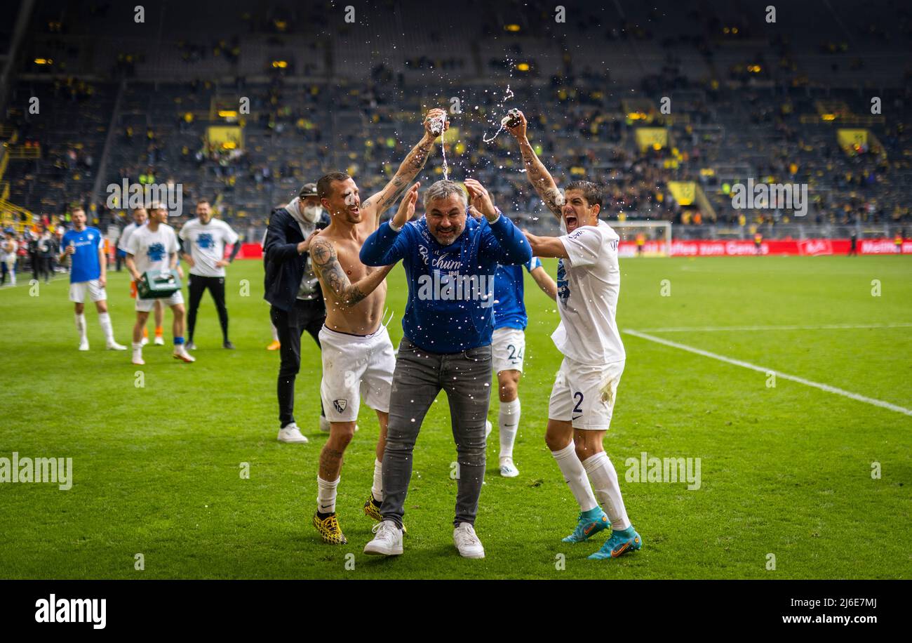 Simon Zoller (Bochum) und Cristian Gamboa (Bochum) verpassen Trainer ...