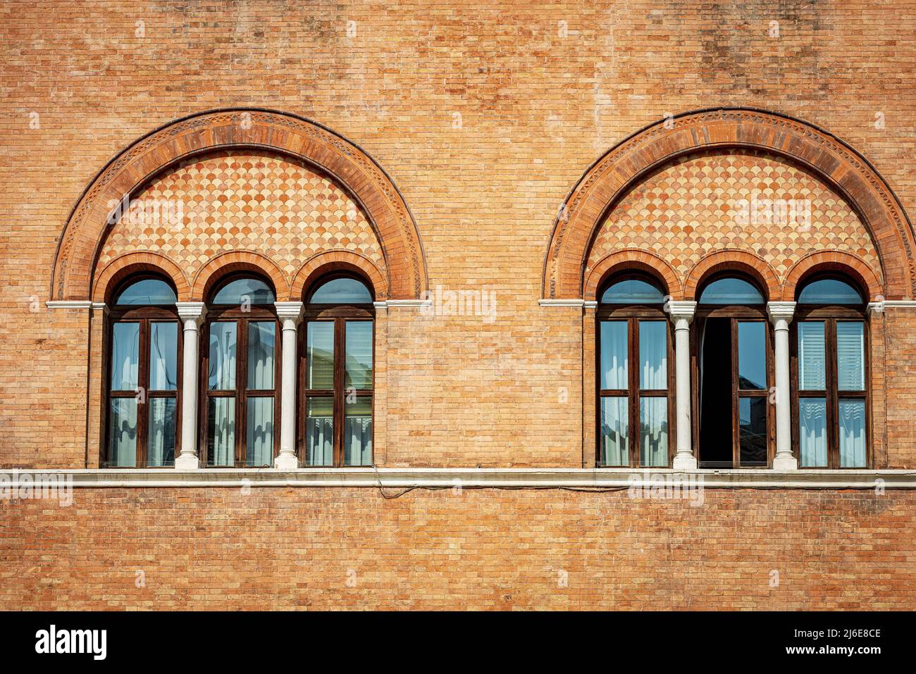 Medieval mullioned window hi-res stock photography and images - Alamy