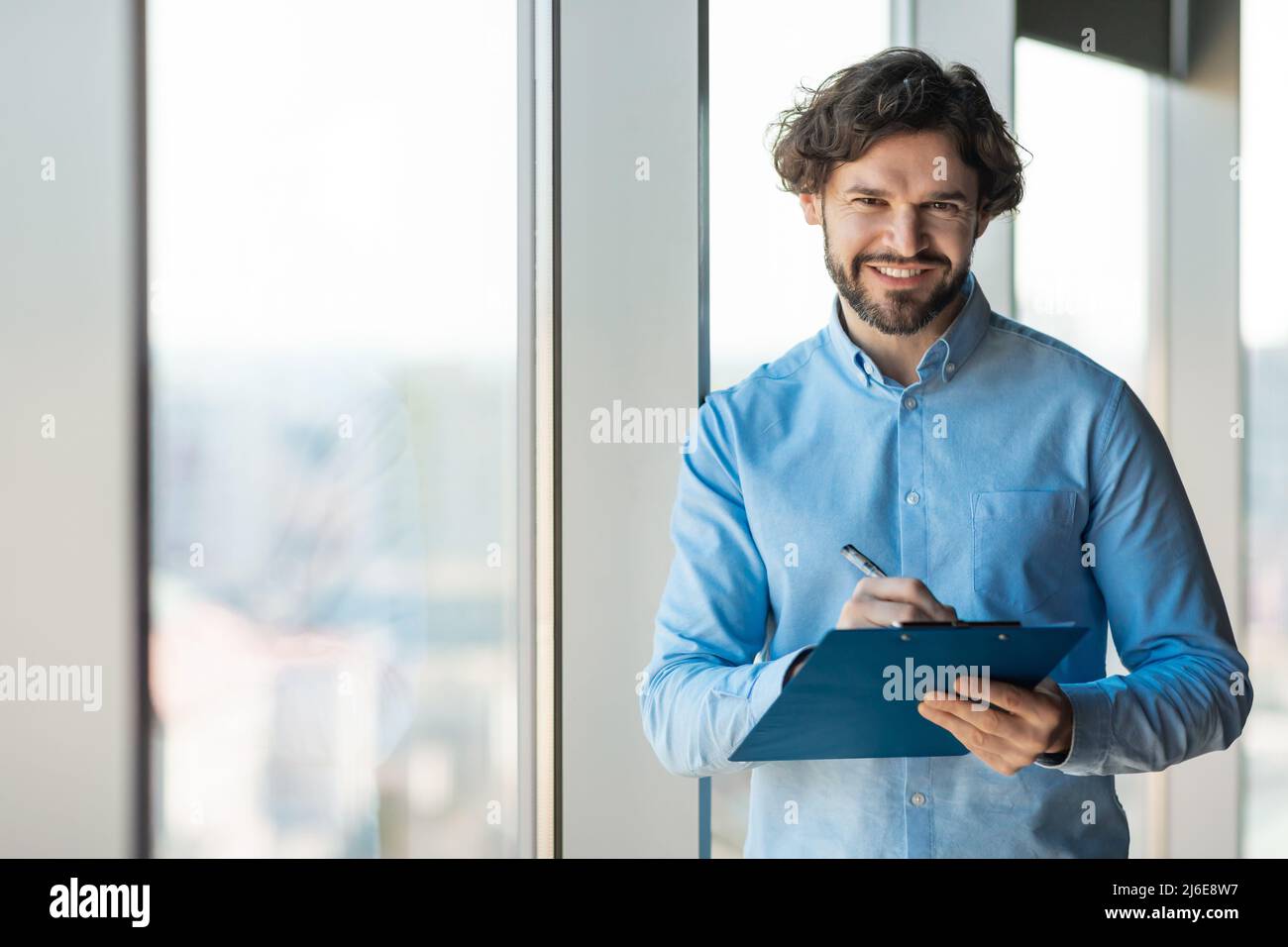 Office clipboard man hi-res stock photography and images - Alamy