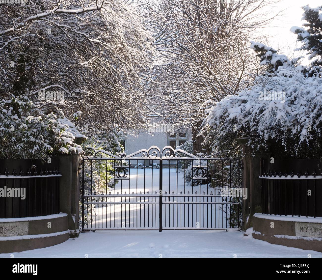 Snow laden gates hi-res stock photography and images - Alamy