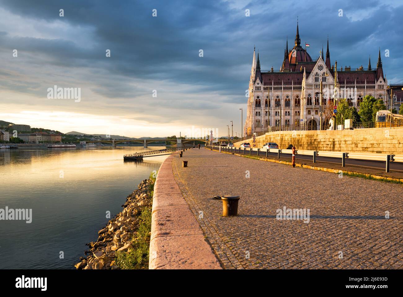 Paved promenade, Hungarian Parliament side view Stock Photo - Alamy