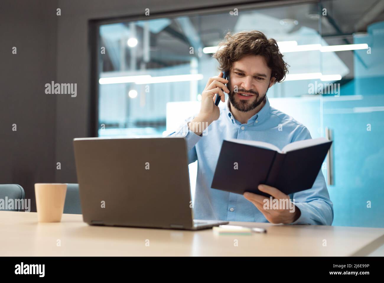 Reading assistant manager hi-res stock photography and images - Alamy