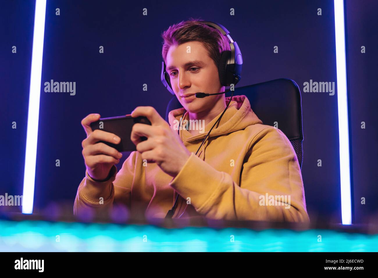 Mobile games hi-res stock photography and images - Alamy