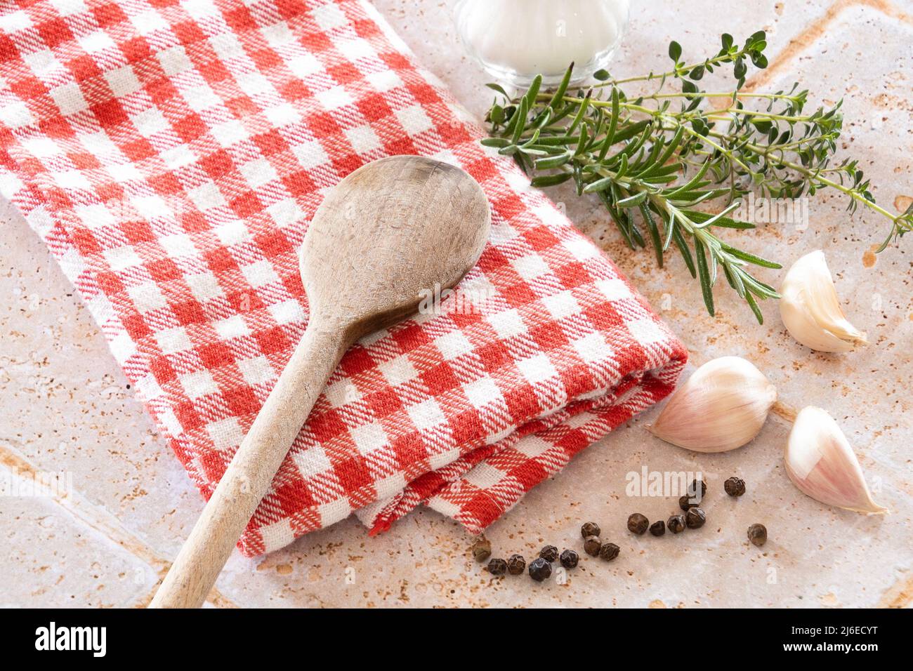 kitchen cloth, wooden spoon, fresh garlic and spices, close-up Stock ...