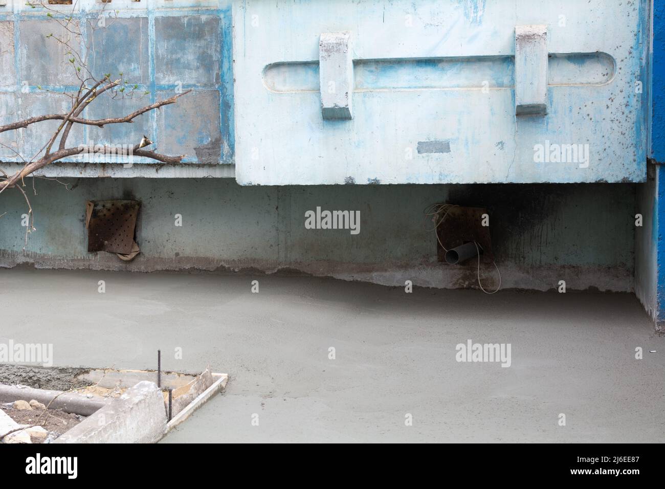 Blind area around the house. Wood formwork Stock Photo - Alamy