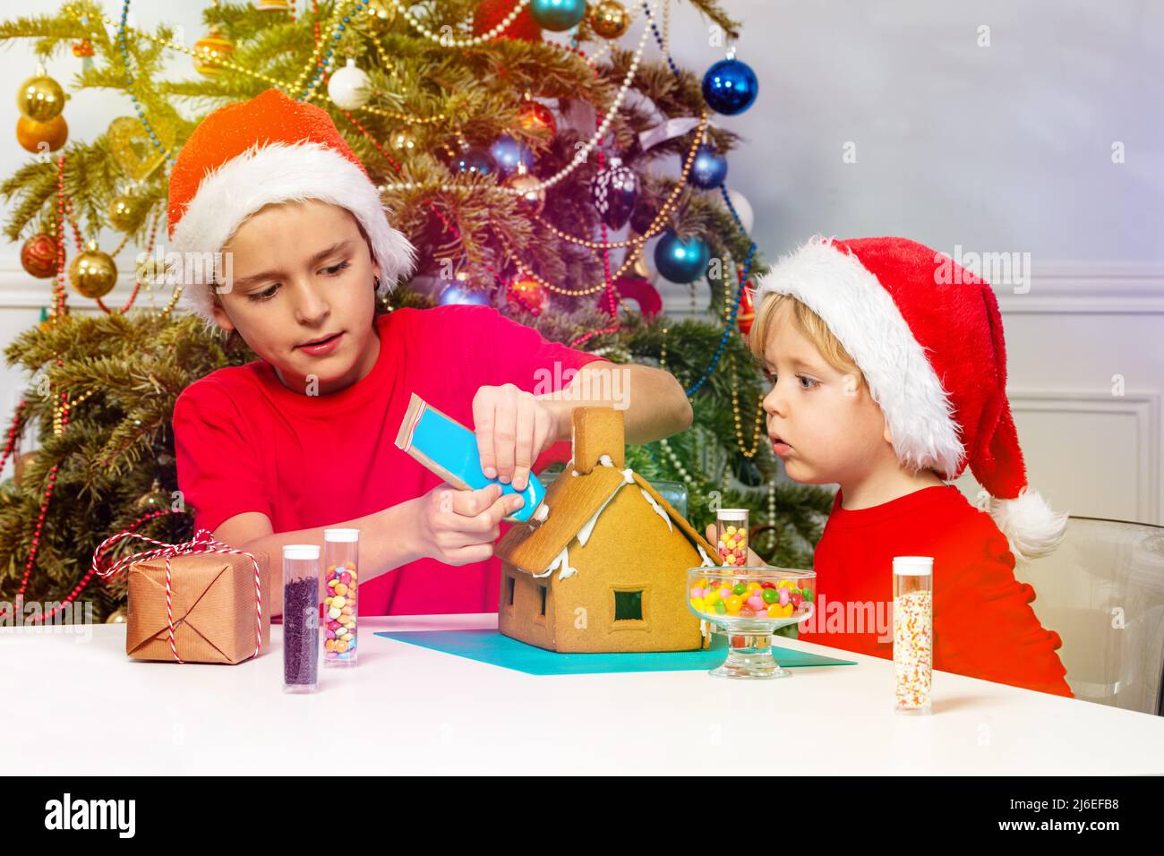Children making gingerbread house hi-res stock photography and images ...