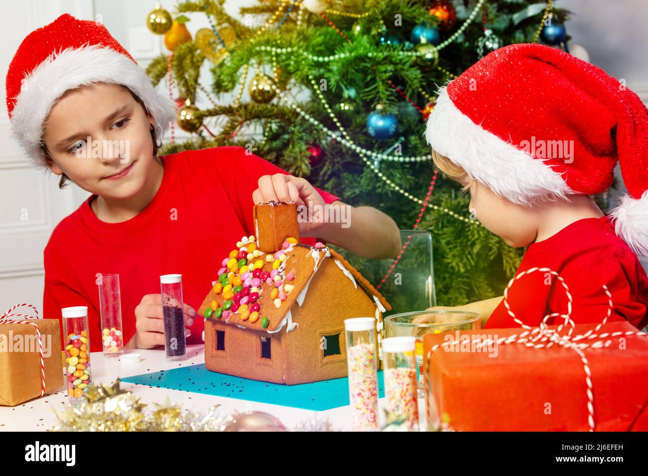 Children with santa hi-res stock photography and images - Alamy