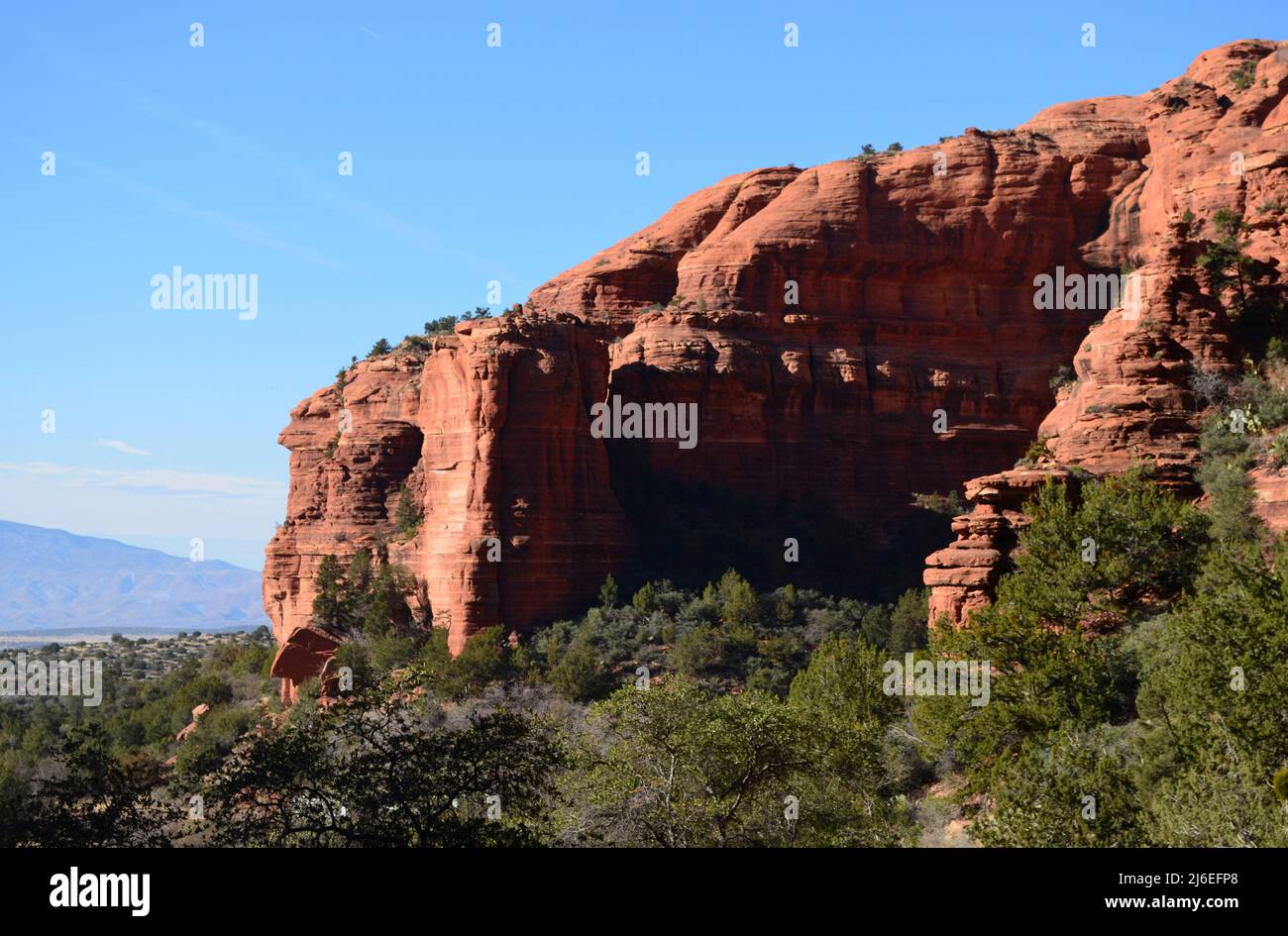 Amazing towering red rock formation in beautiful and scenic Sedona ...