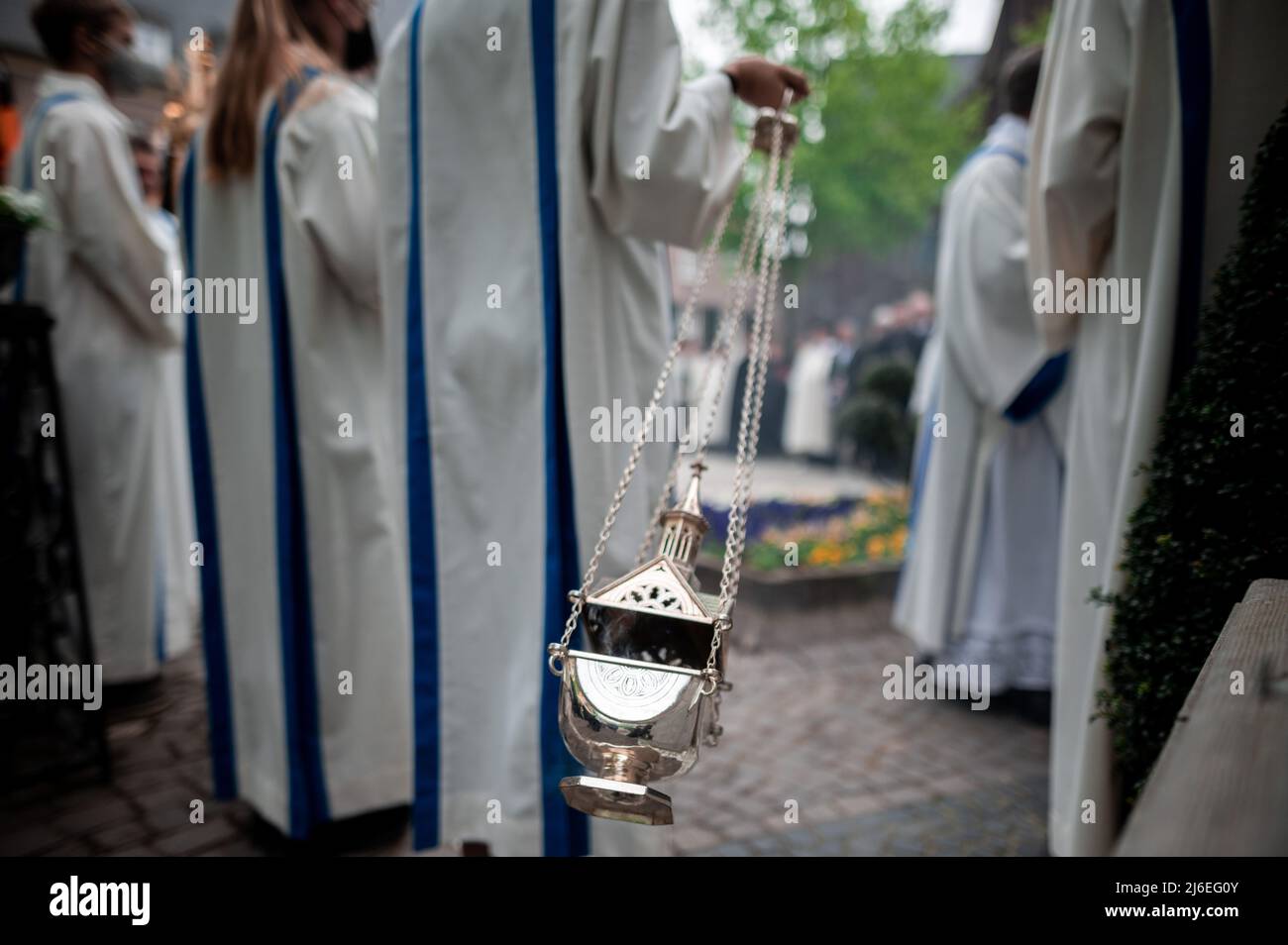 Altar girl hi-res stock photography and images - Alamy