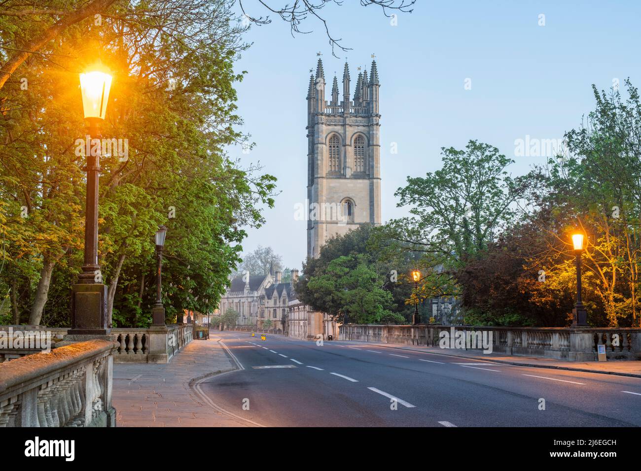 Magdalen Tower before sunrise in the spring. Oxford, Oxfordshire ...