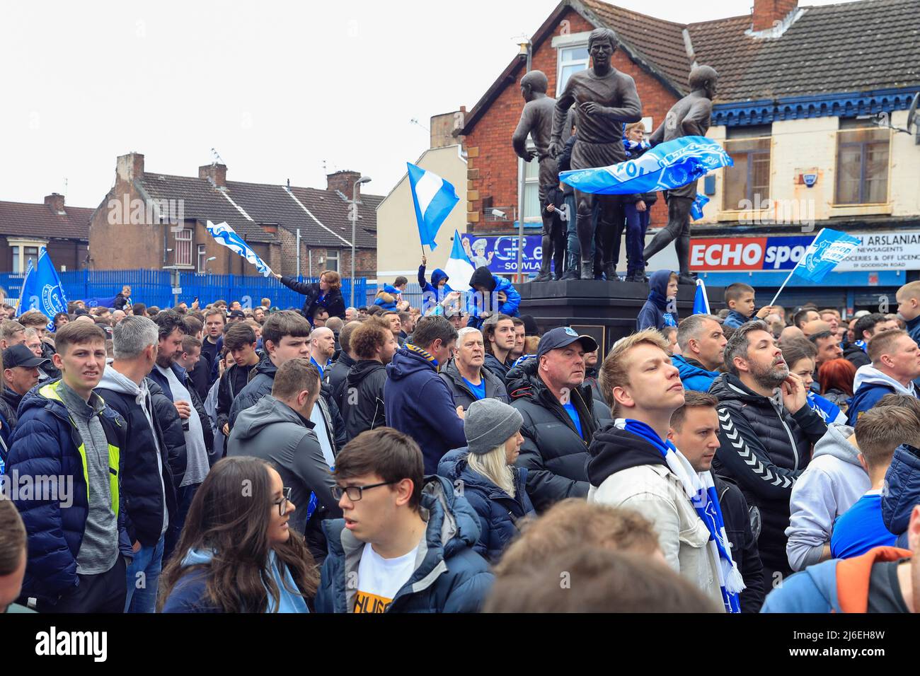 Everton fans gather ahead of the arrival of the team bus Stock Photo ...