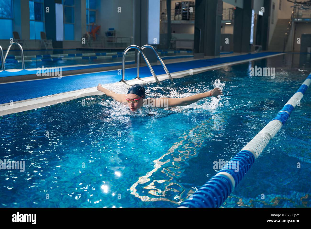 Athlete in the swimming pool improving the skills Stock Photo - Alamy
