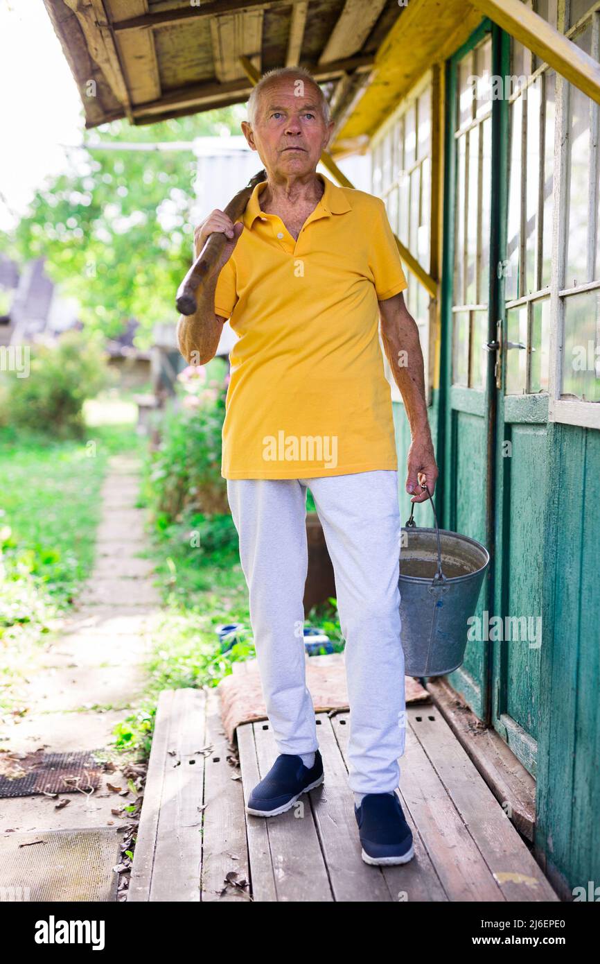 Russian man at door hi-res stock photography and images - Alamy