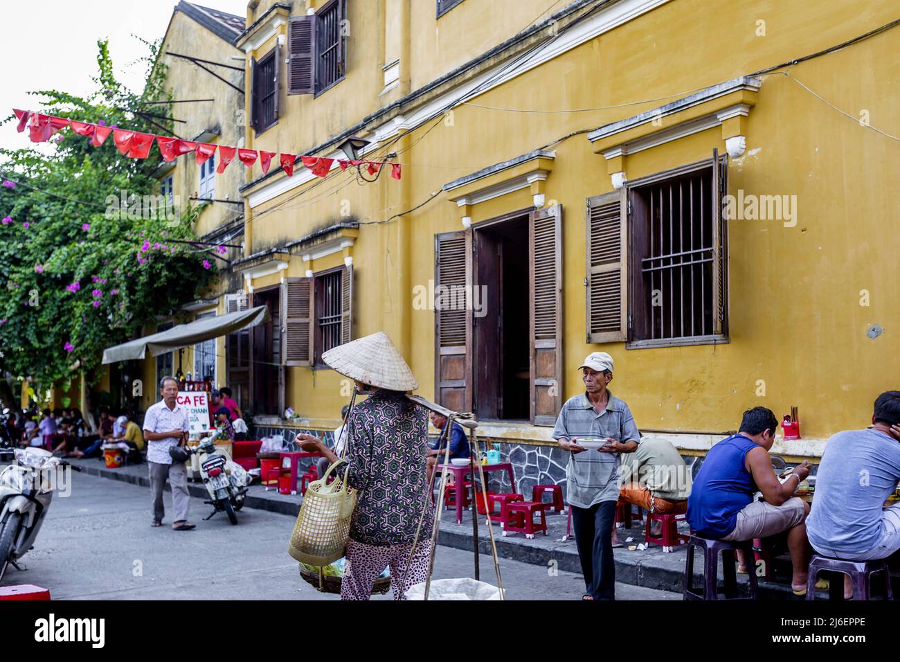 Vietnamese outdoor cafe hi-res stock photography and images - Alamy