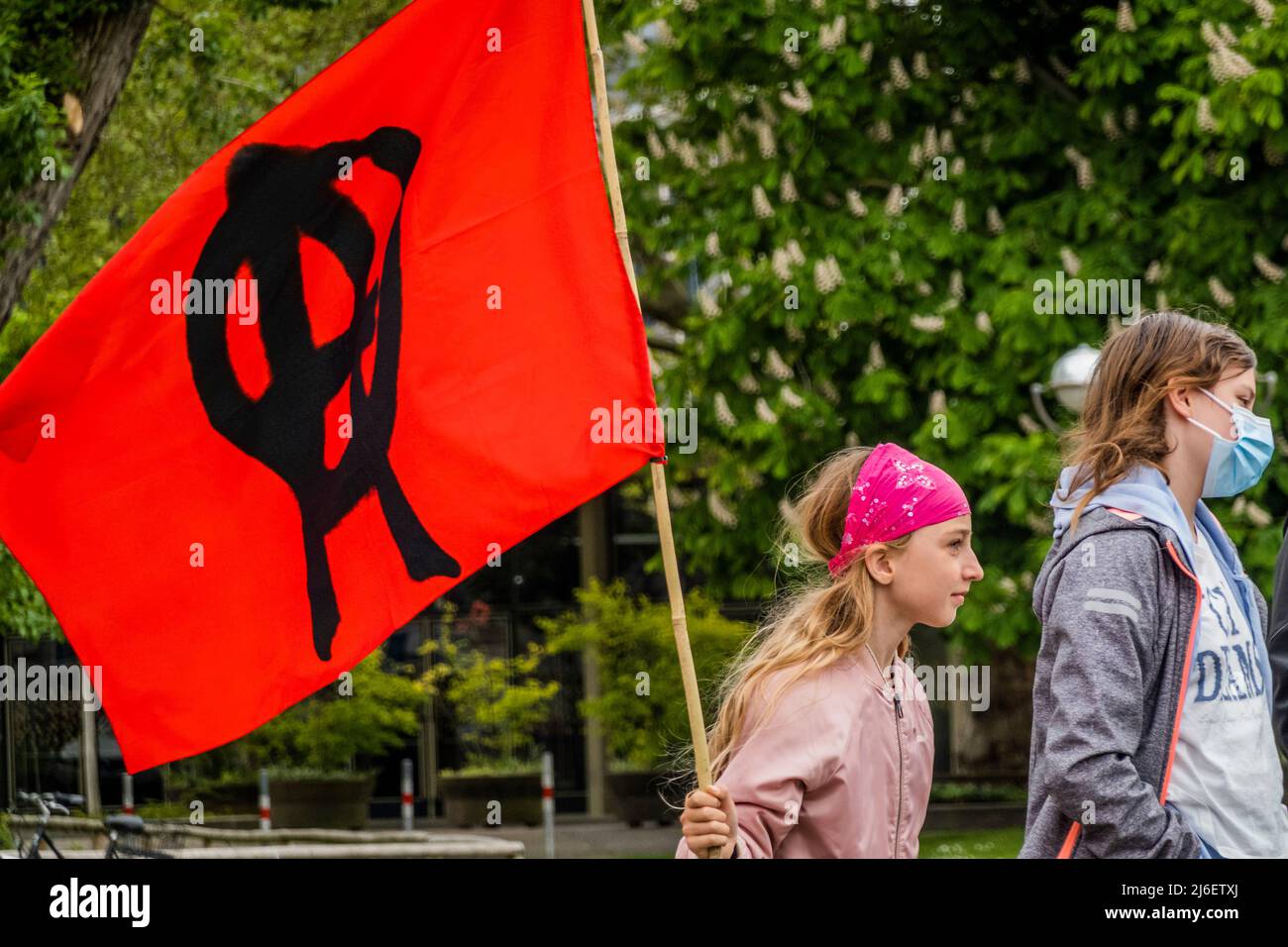 Young girls arrive carrying an Anarchist red flag - Sozialistische ...