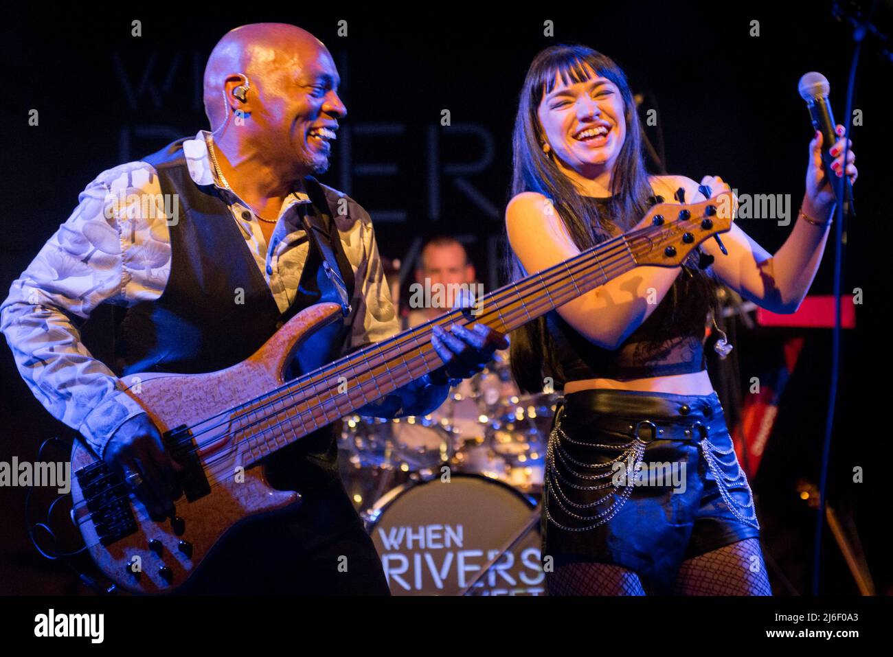 Grace Bond on vocals, Roger Innis on bass Stock Photo - Alamy