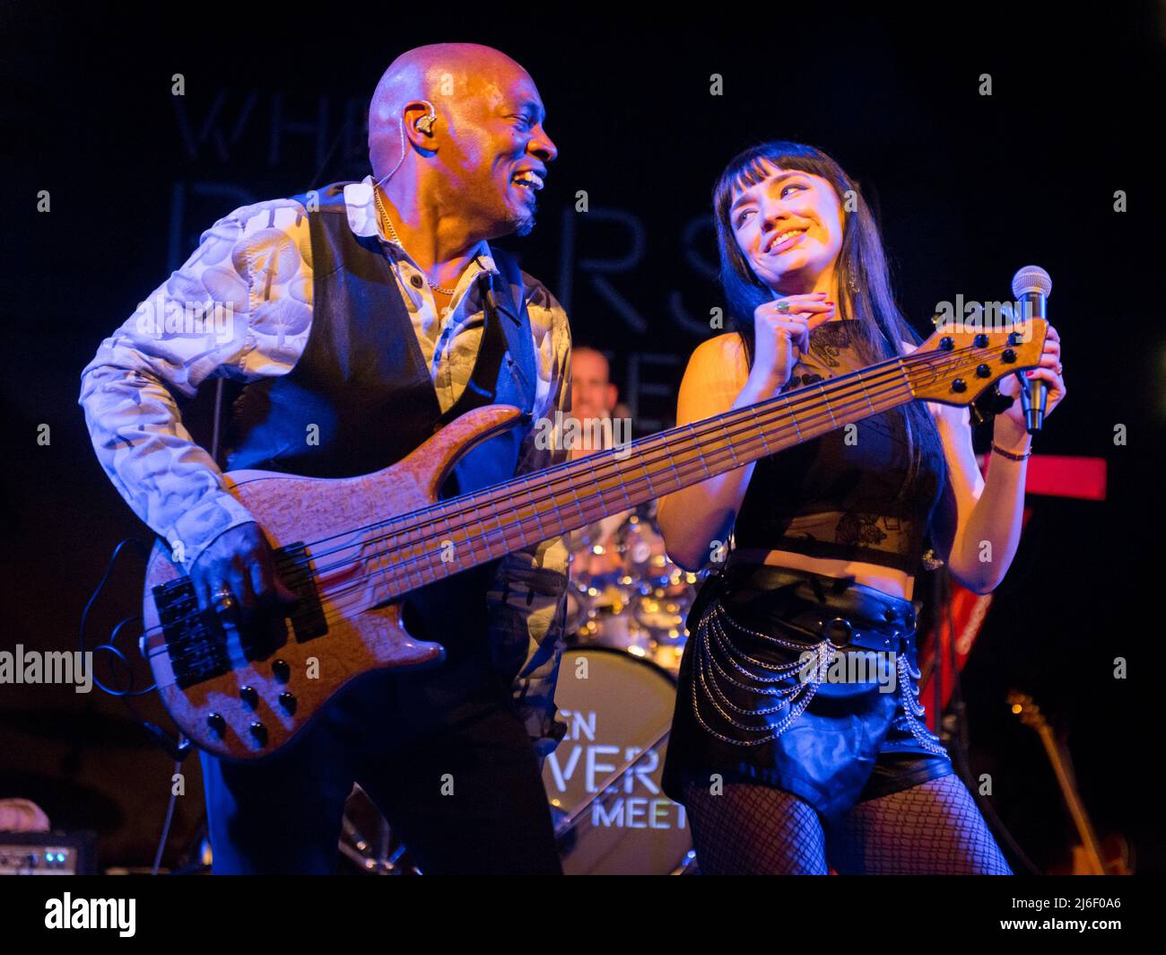 Grace Bond on vocals, Roger Innis on bass Stock Photo - Alamy