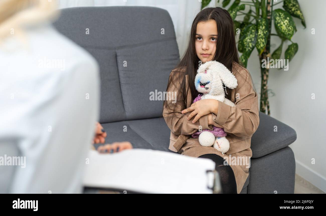 Female psychologist working with little girl at home Stock Photo - Alamy
