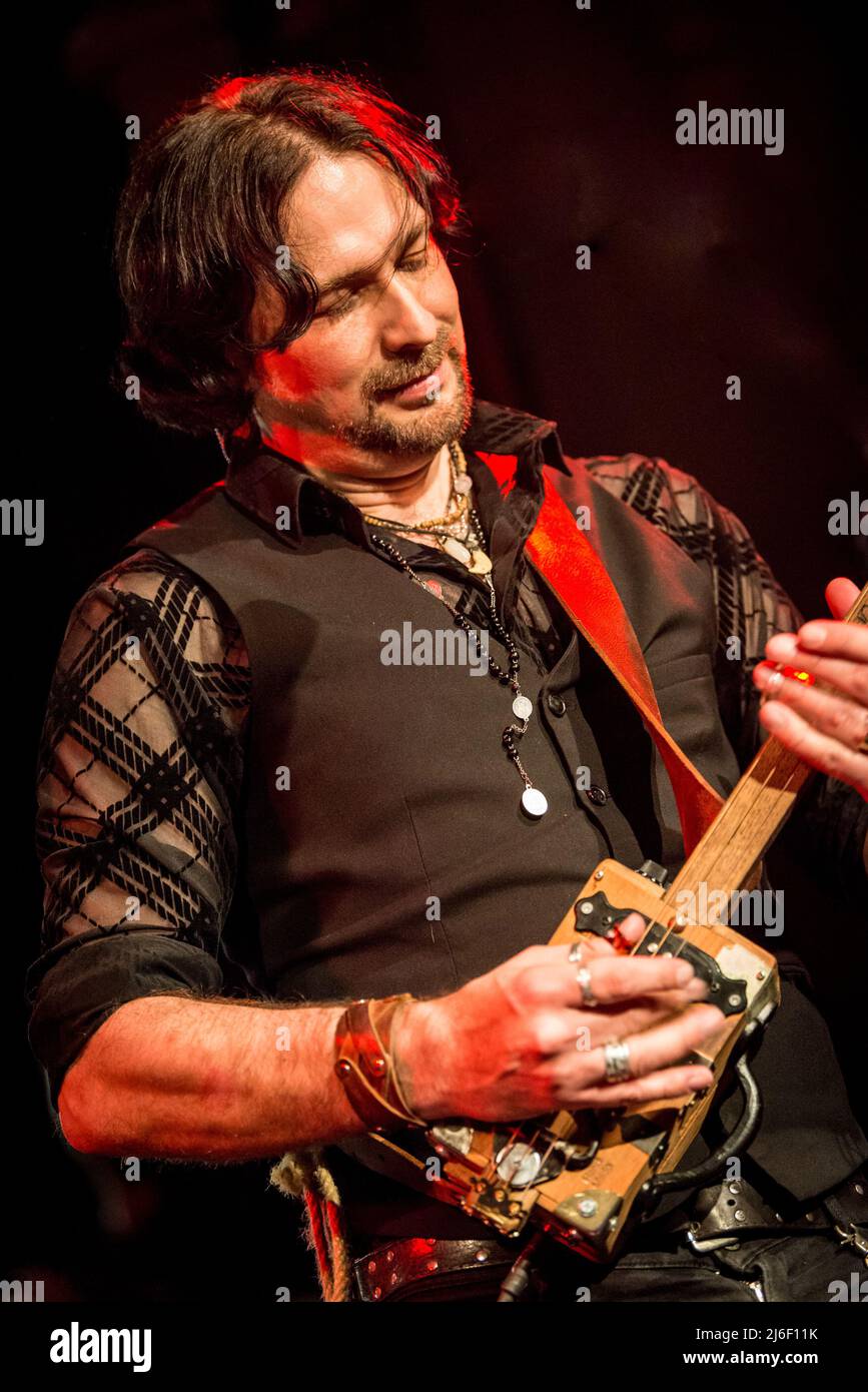 Aaron Bond on cigar box guitar & vocals Stock Photo - Alamy
