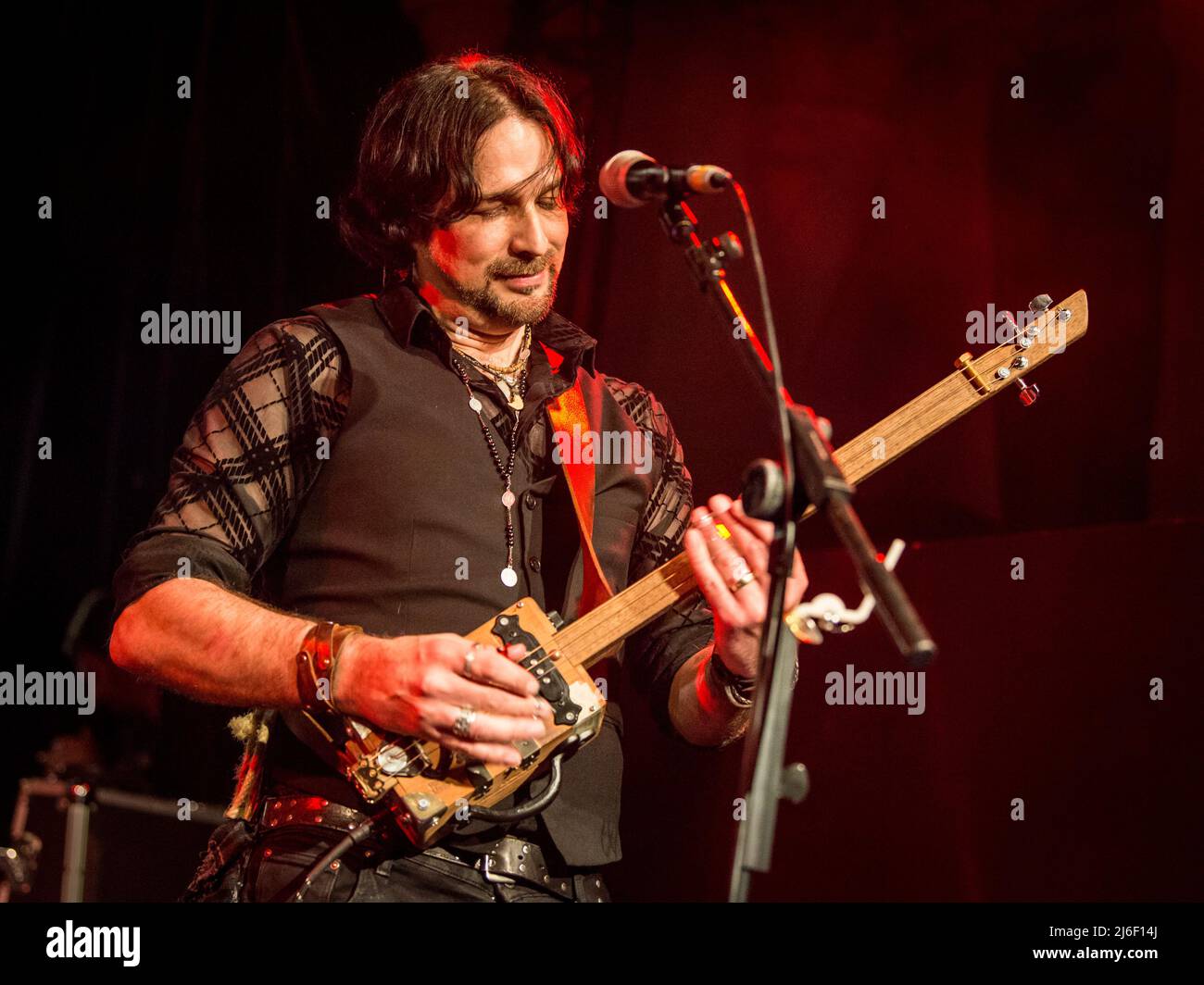 Aaron Bond on cigar box guitar & vocals Stock Photo - Alamy