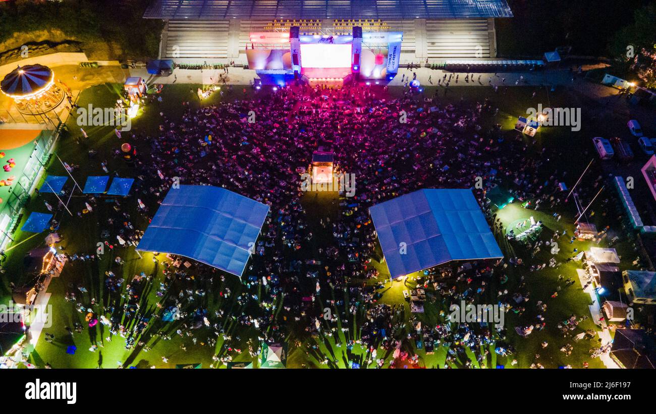 Crowd overhead view concert hi-res stock photography and images - Alamy