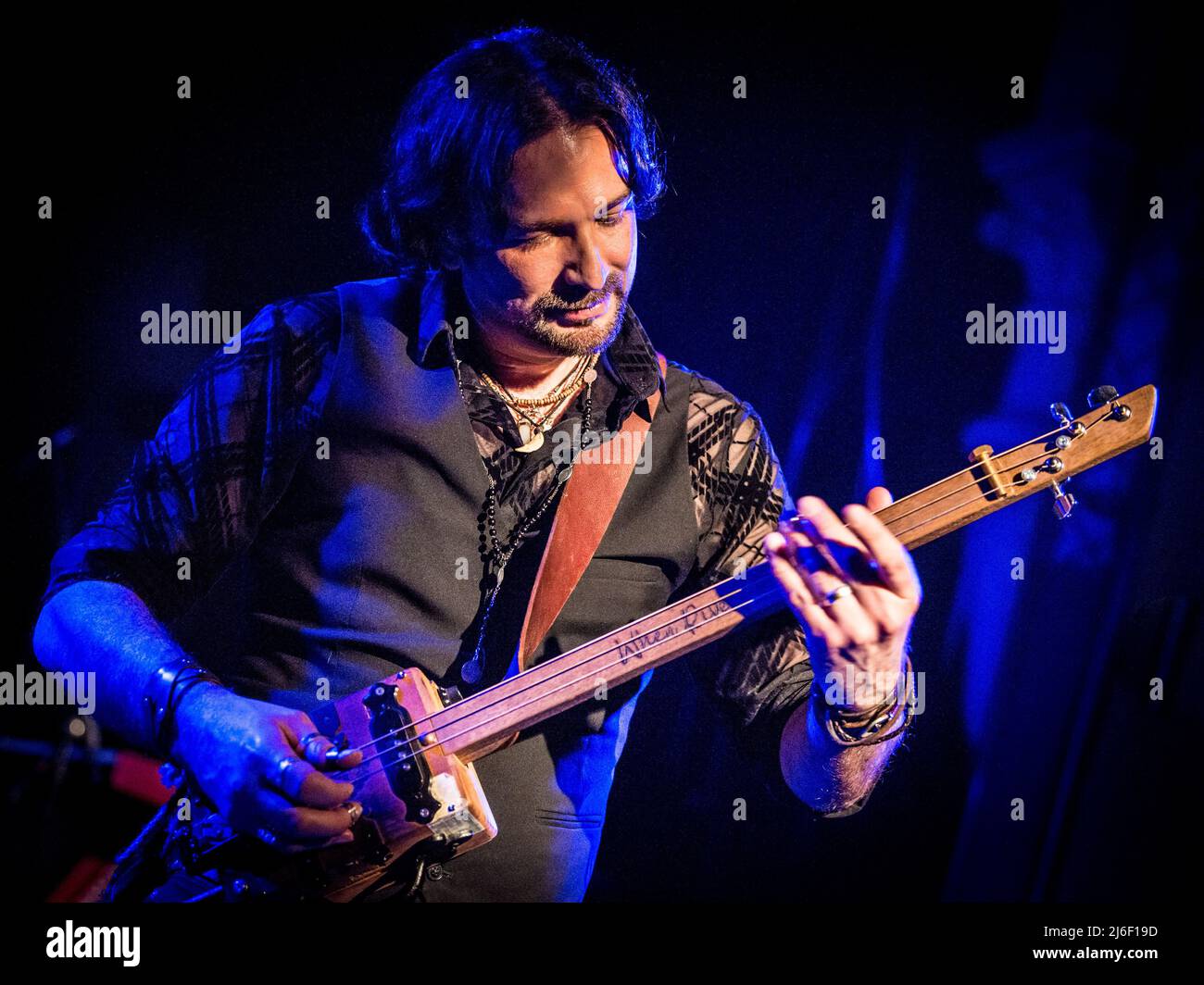 Aaron Bond on cigar box guitar & vocals Stock Photo - Alamy