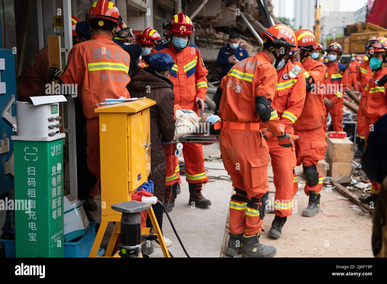 (220501) -- CHANGSHA, May 1, 2022 (Xinhua) -- Rescuers transfer a ...