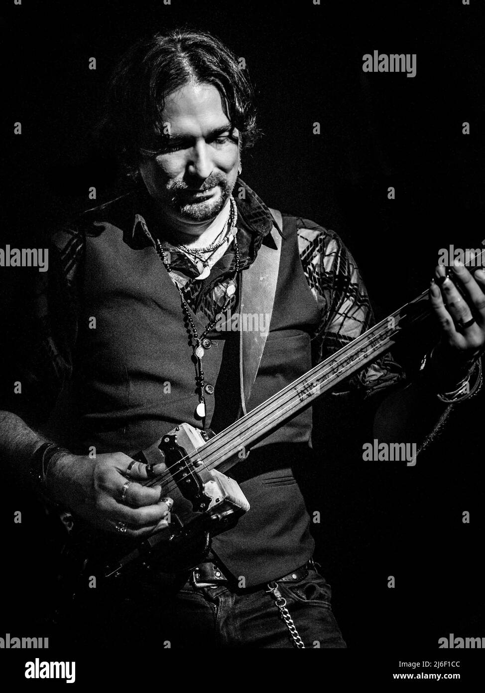 Aaron Bond on cigar box guitar & vocals Stock Photo - Alamy