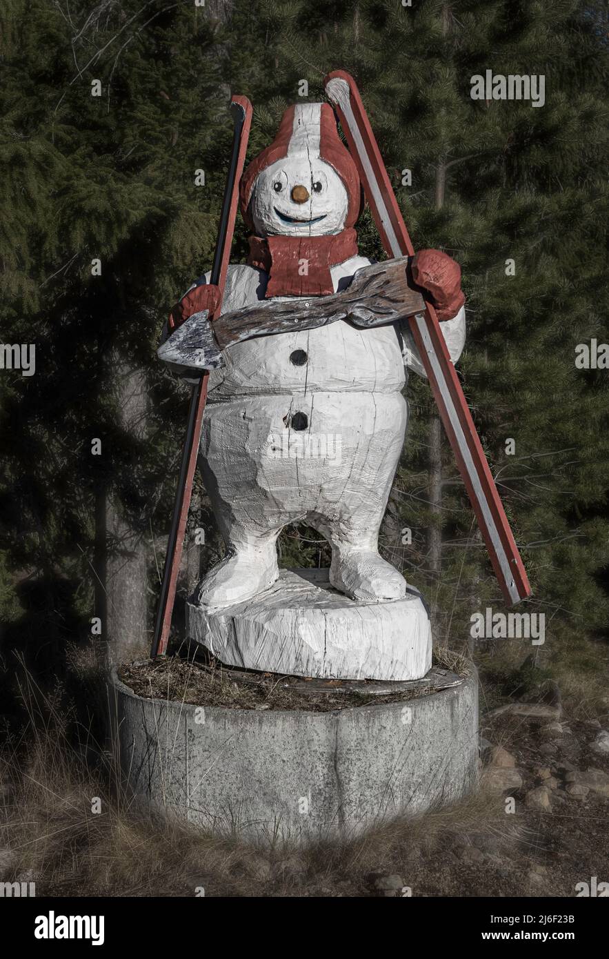 Snowman with skis hi-res stock photography and images - Alamy