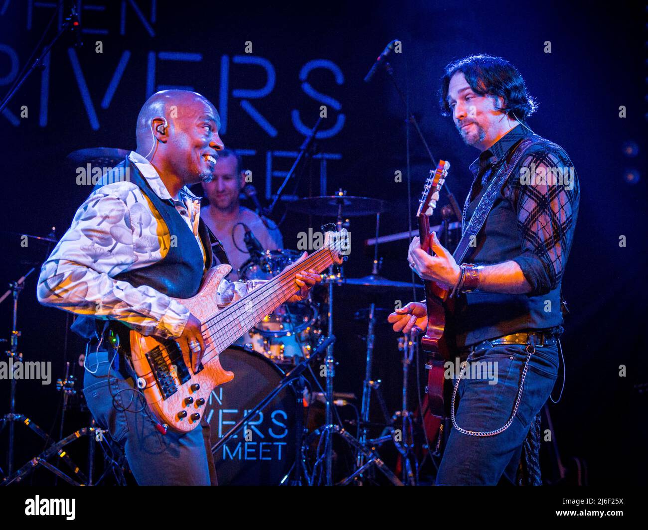 Aaron Bond on guitar, Roger Innis on bass Stock Photo - Alamy