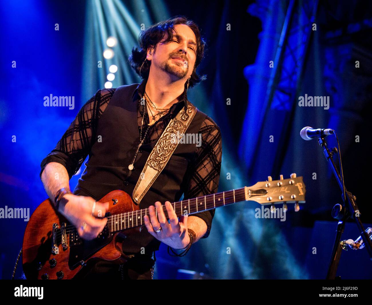 Aaron bond musician hi-res stock photography and images - Alamy