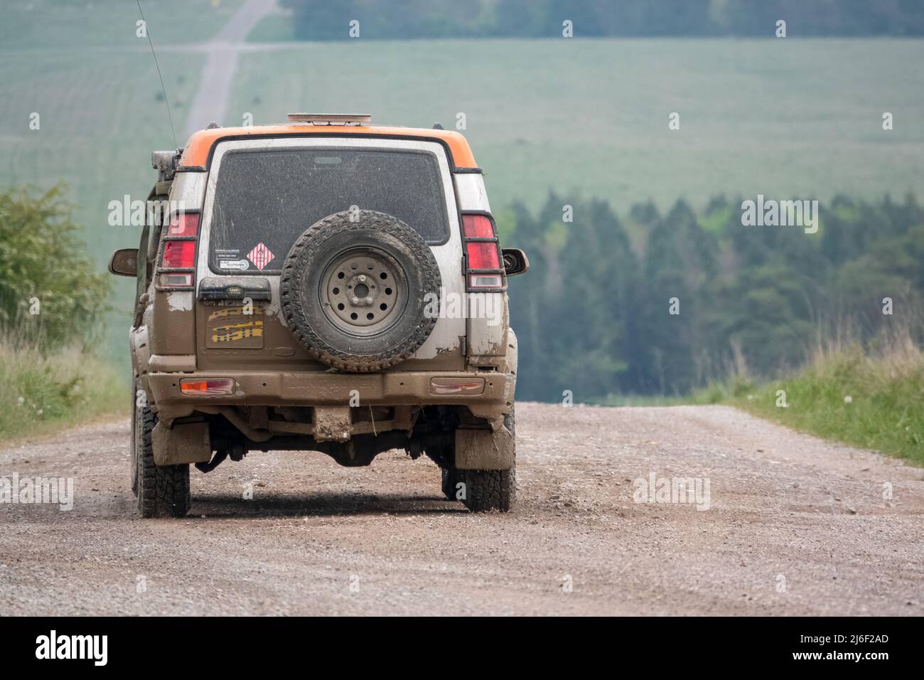 4x4 land rover discovery series on a stone track to head off-roading ...