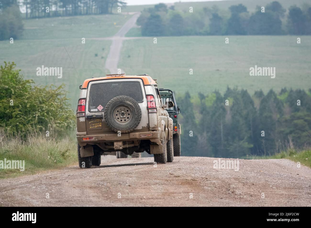 4x4 land rover discovery series on a stone track to head off-roading ...