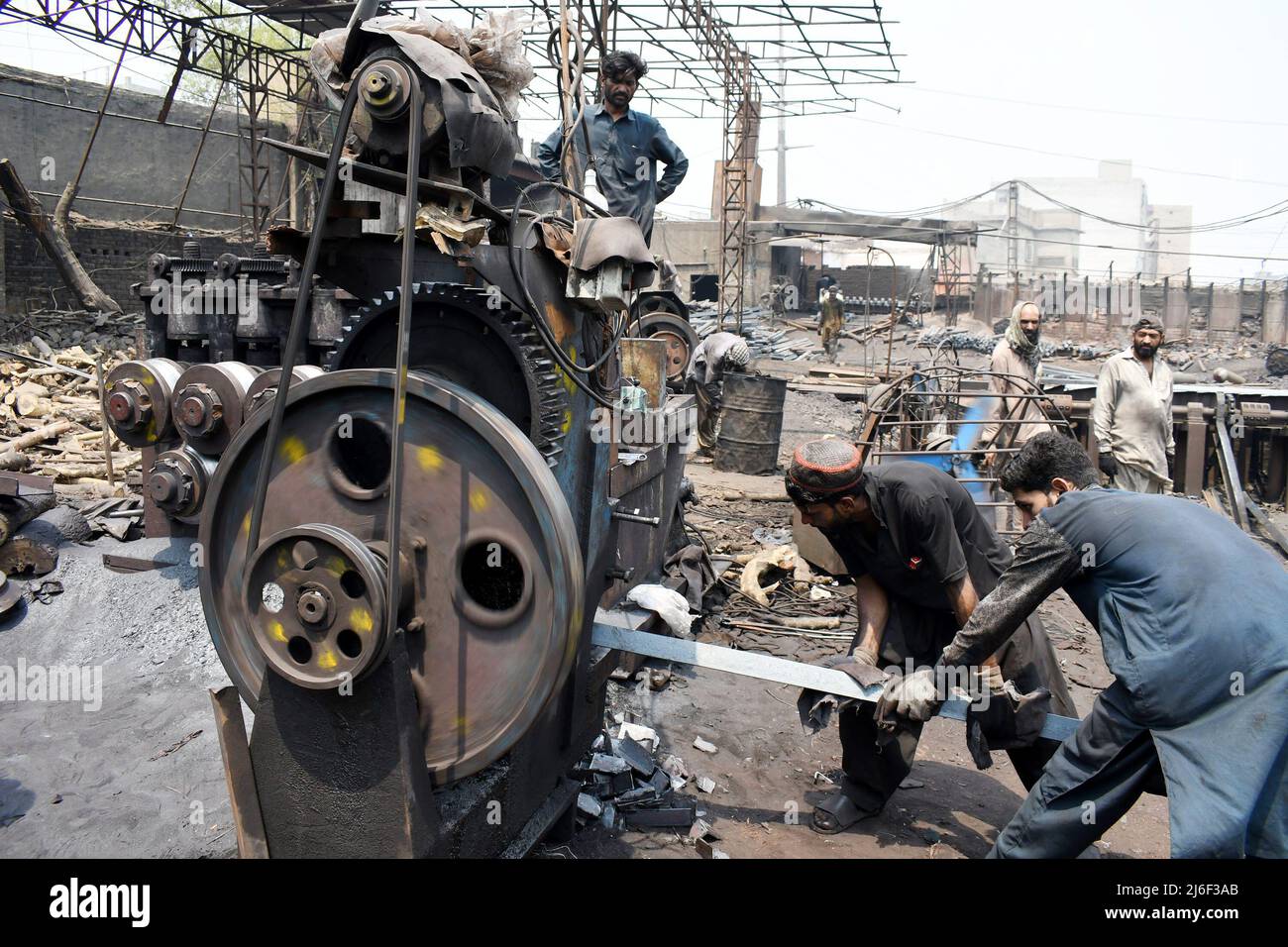 (220501) -- LAHORE, May 1, 2022 (Xinhua) -- Laborers work at an iron ...