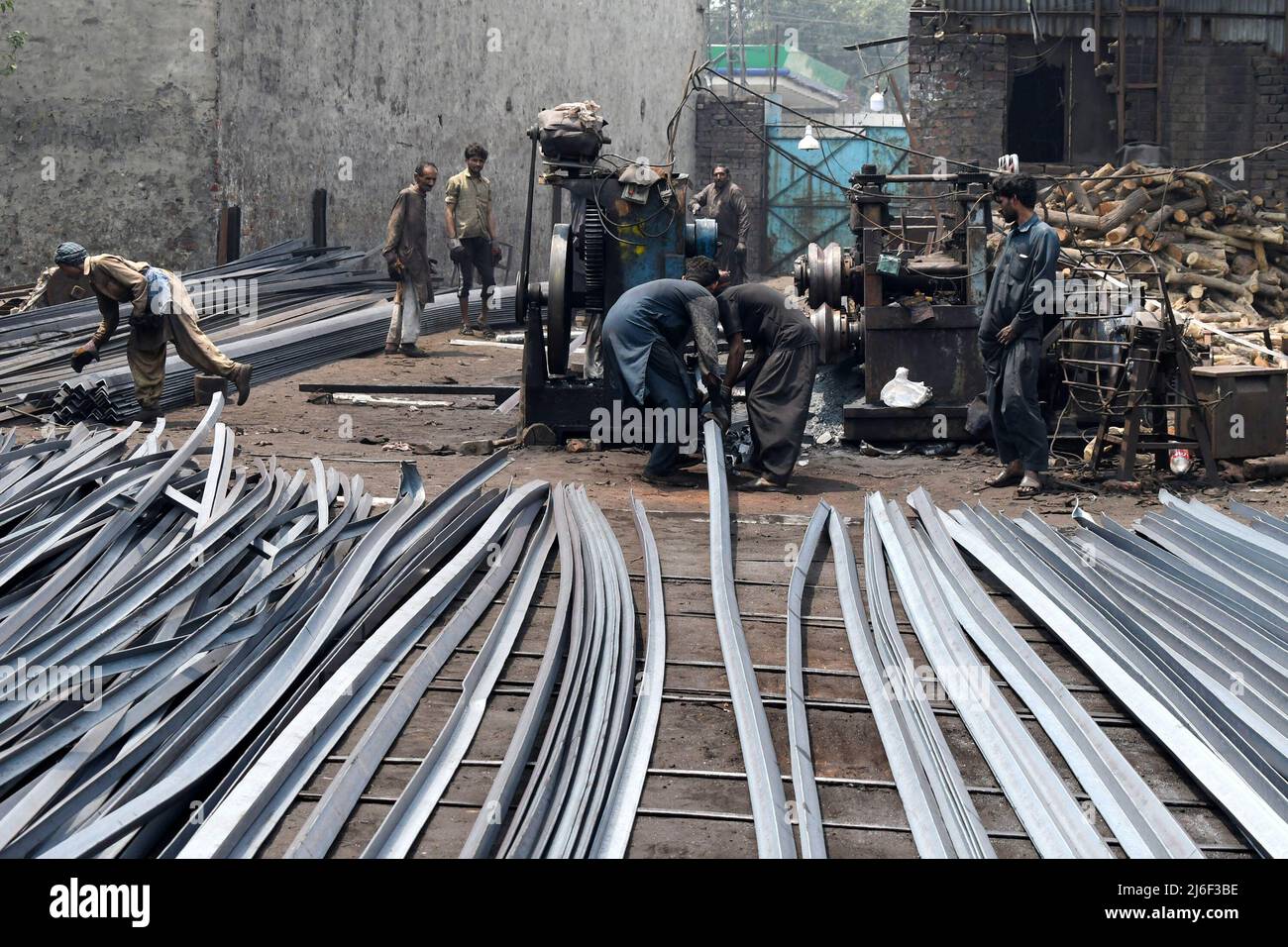 (220501) -- LAHORE, May 1, 2022 (Xinhua) -- Laborers work at an iron ...