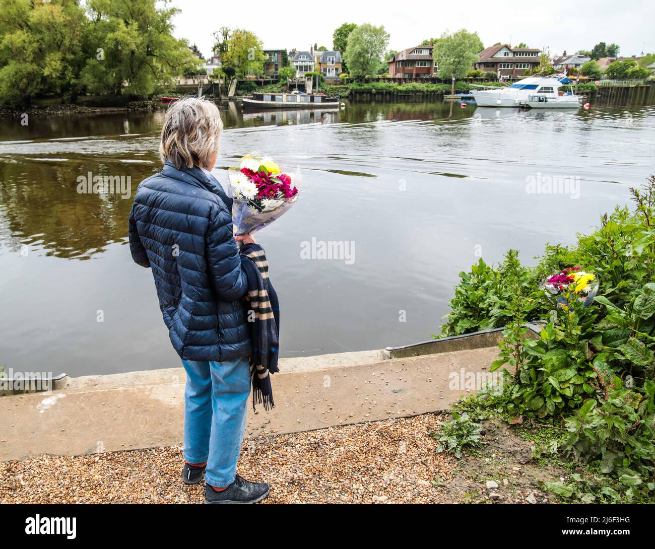 Scattering bamber gascoigne ashes in the thames hi-res stock ...