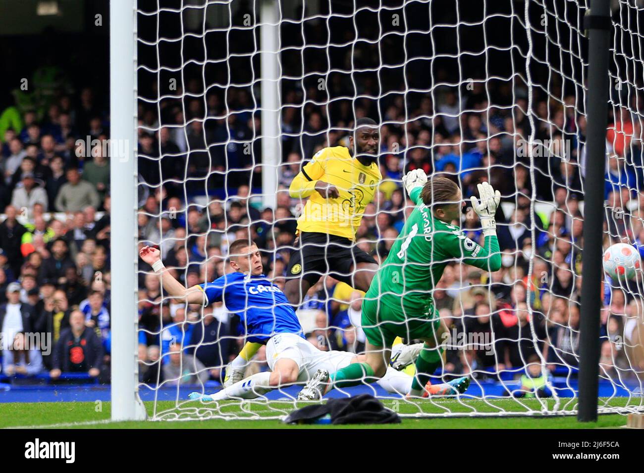 Jordan pickford everton save chelsea hi-res stock photography and ...
