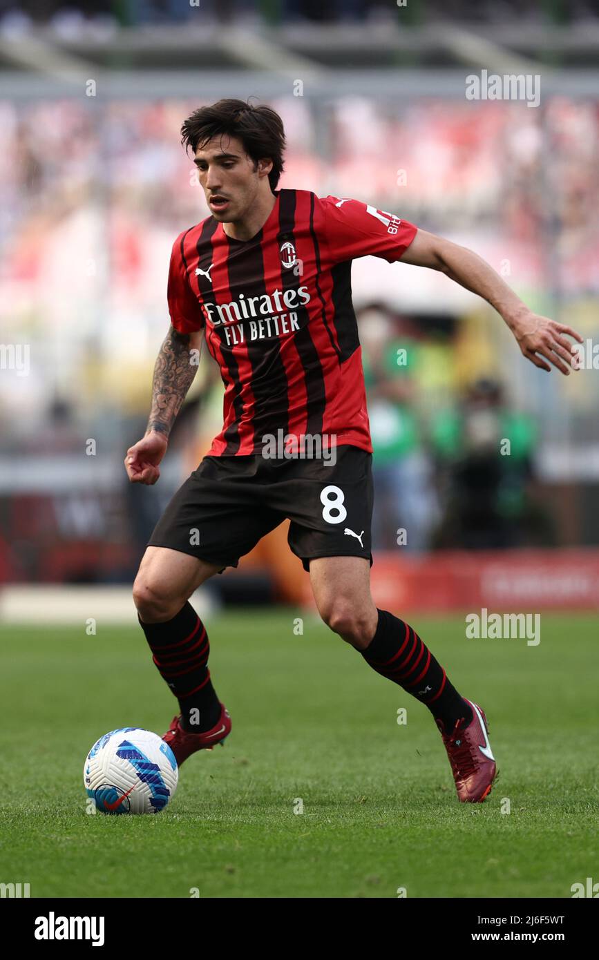 Sandro Tonali (AC Milan) in action during AC Milan vs ACF Fiorentina ...