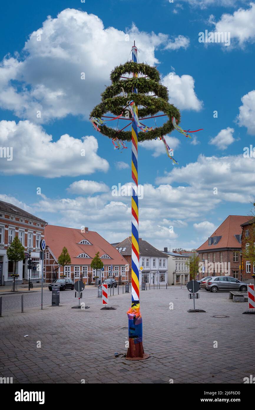 Maypole dancing sweden hi-res stock photography and images - Alamy