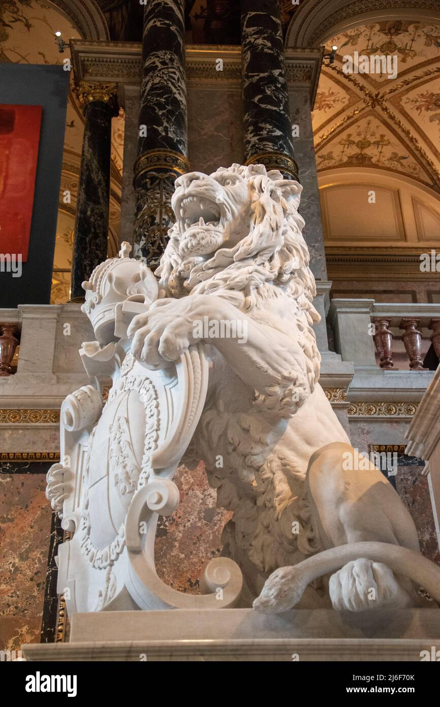 Lion statue in vienna hi-res stock photography and images - Alamy