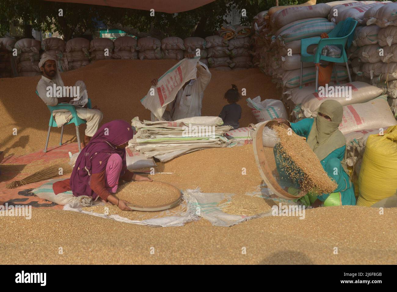 April 30, 2022, Lahore, Punjab, Pakistan: Pakistani laborers are busy ...