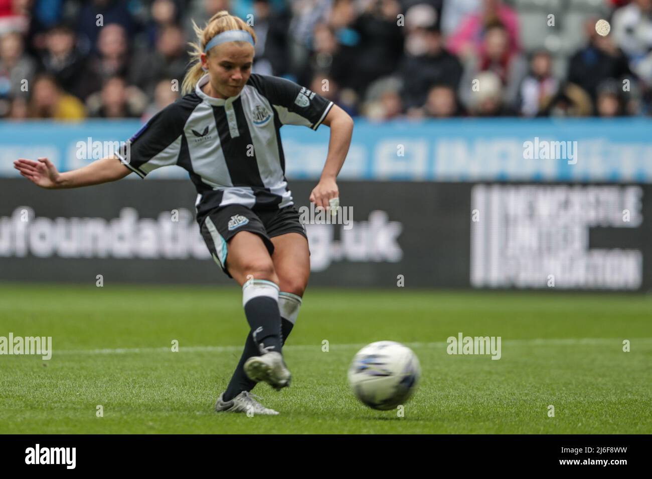 Beth Guy celebrates scoring a penalty during the Womens National League ...