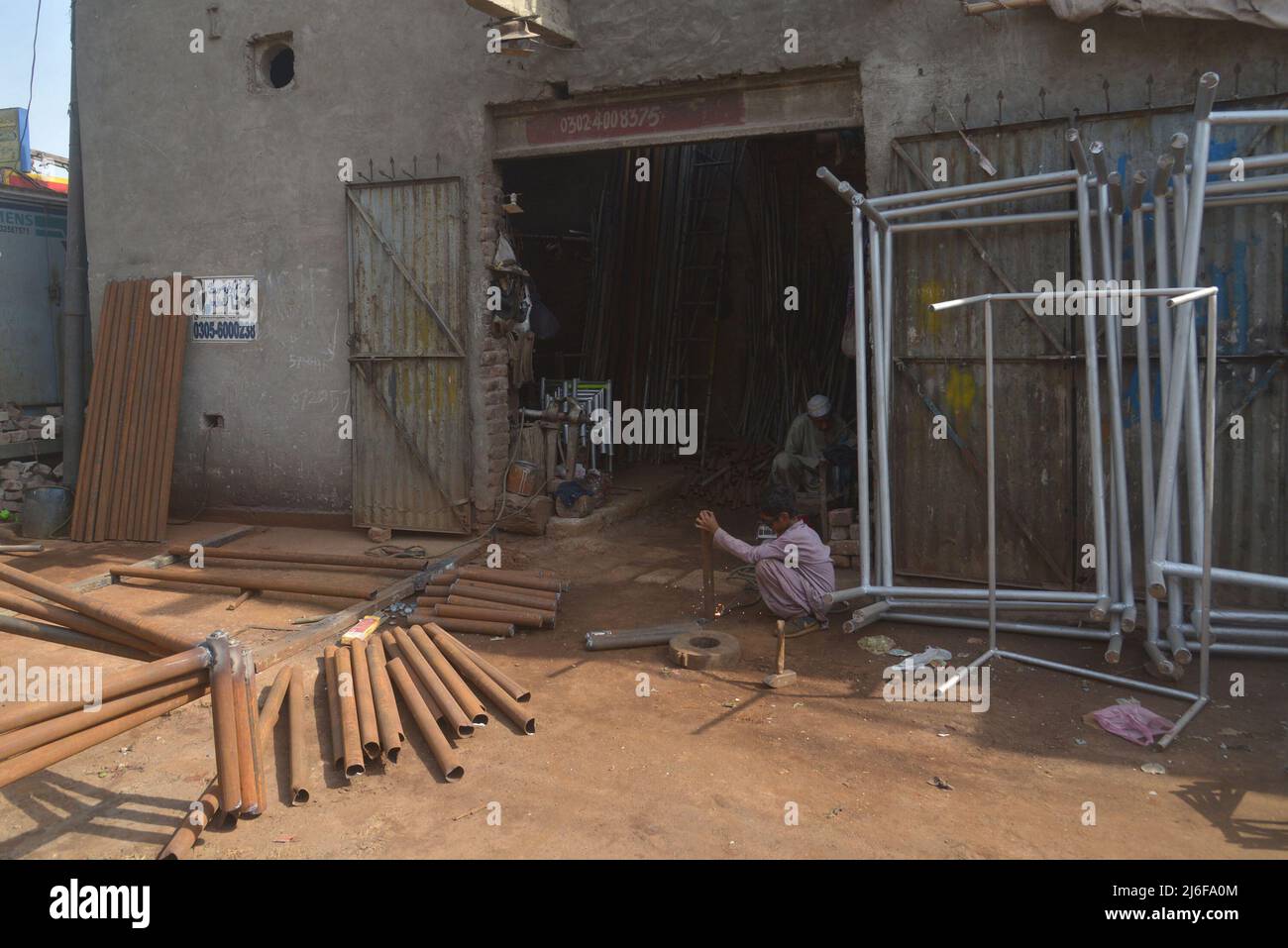 April 30, 2022, Lahore, Punjab, Pakistan: Pakistani laborers are busy ...