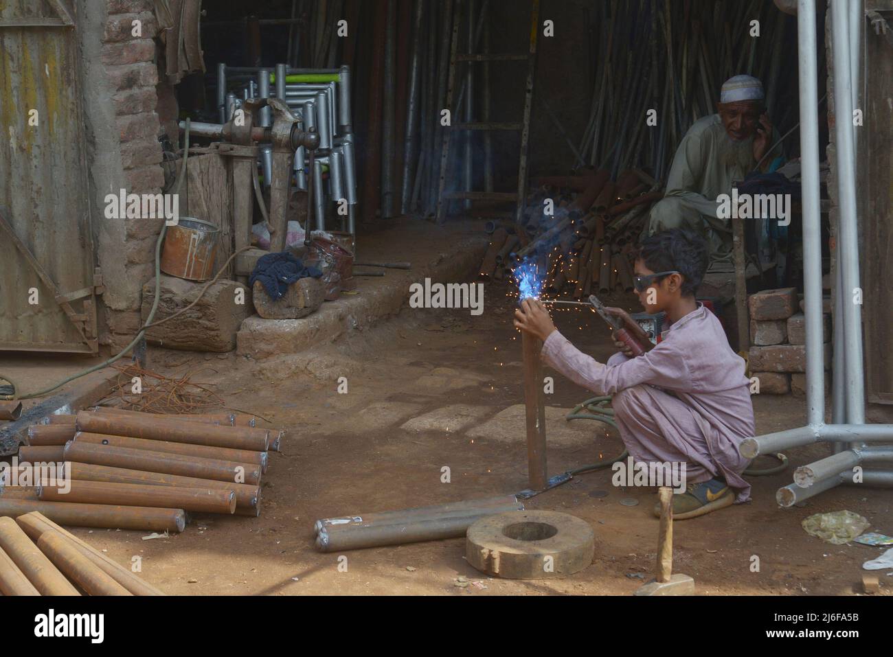 April 30, 2022, Lahore, Punjab, Pakistan: Pakistani laborers are busy ...
