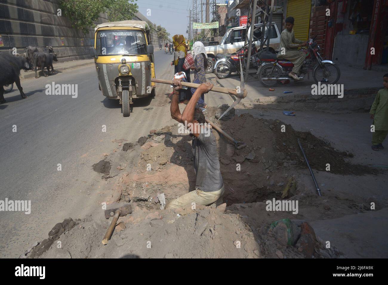 April 30, 2022, Lahore, Punjab, Pakistan: Pakistani laborers are busy ...