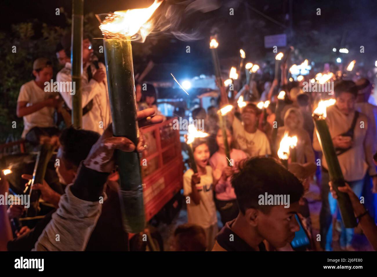 Many carrying torches hi-res stock photography and images - Alamy